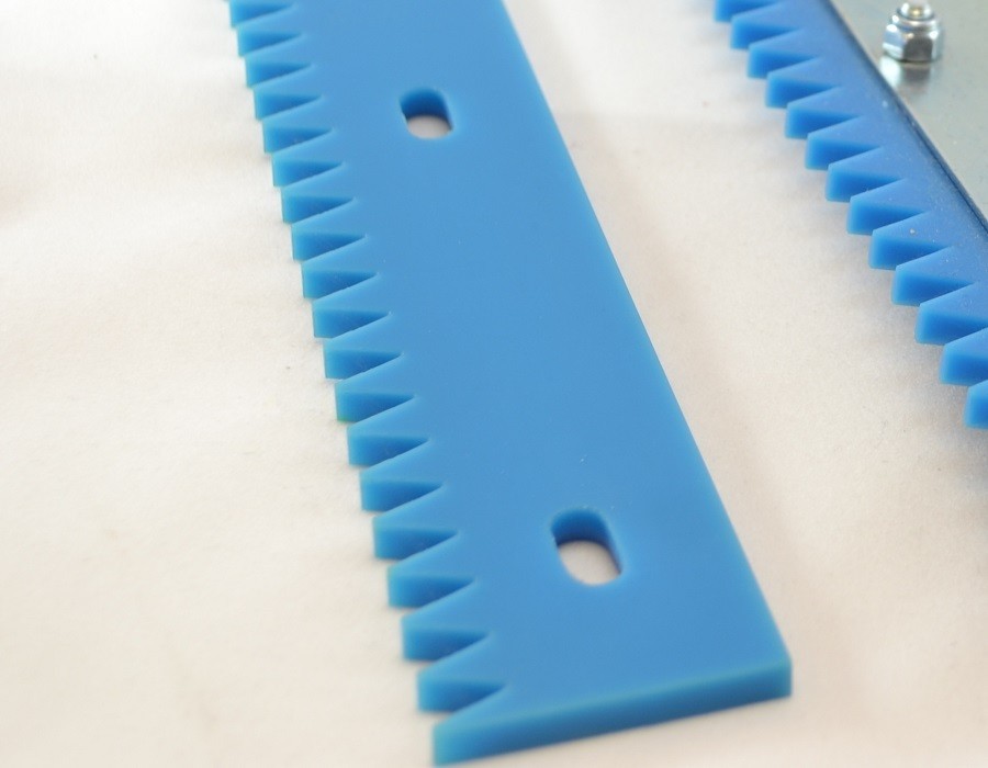 VI Distribution - 560mm PU 4mm V Notched Squeegee